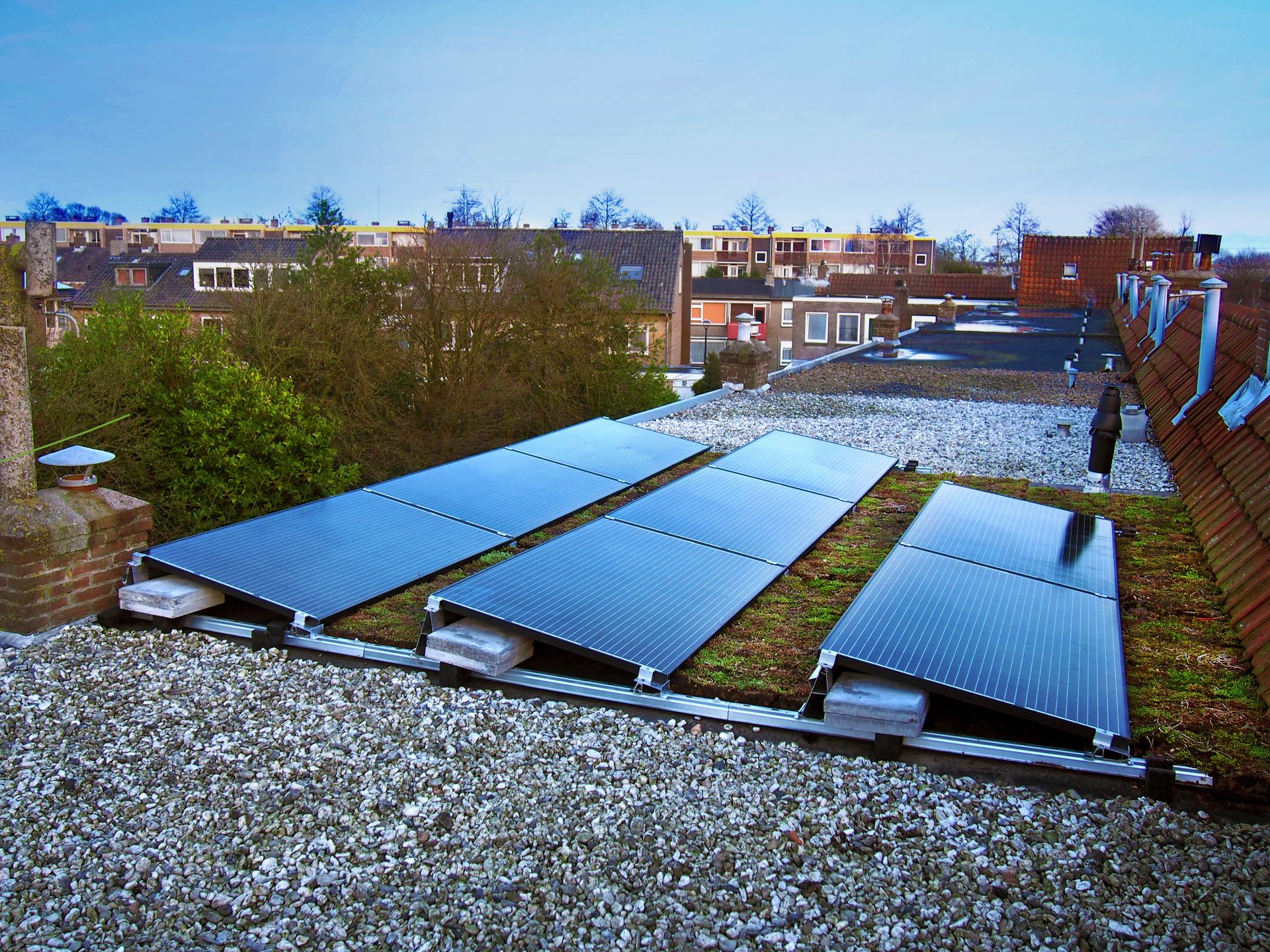 Groendak met zonnepanelen: een win-win - Groenpand